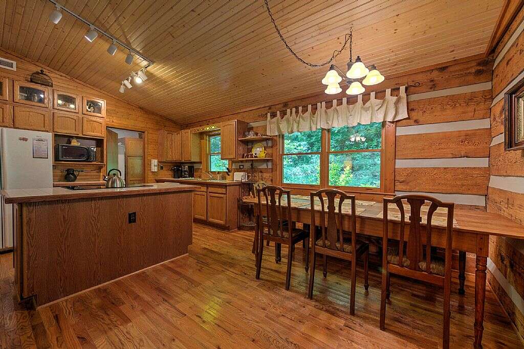Busbee Cabin in Asheville, NC | 3 Bedrooms | Sleeps 6