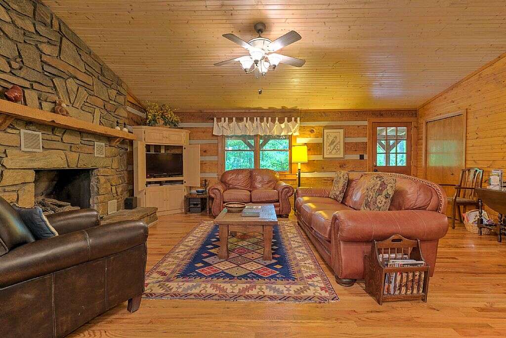 Busbee Cabin in Asheville, NC | 3 Bedrooms | Sleeps 6