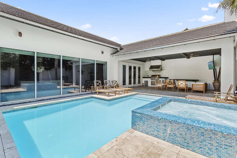 Destinys Retreat: Beautiful 5 Bedroom House for up to 16 Guests in ...