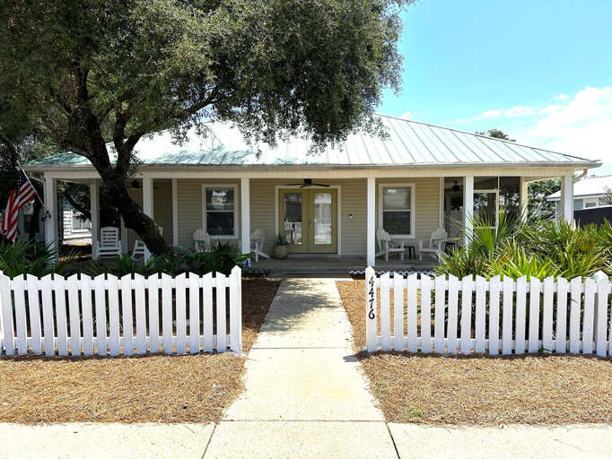 Sea Breeze Cottage in Destin, FL - 3 Bedrooms, Accommodates 9 Guests