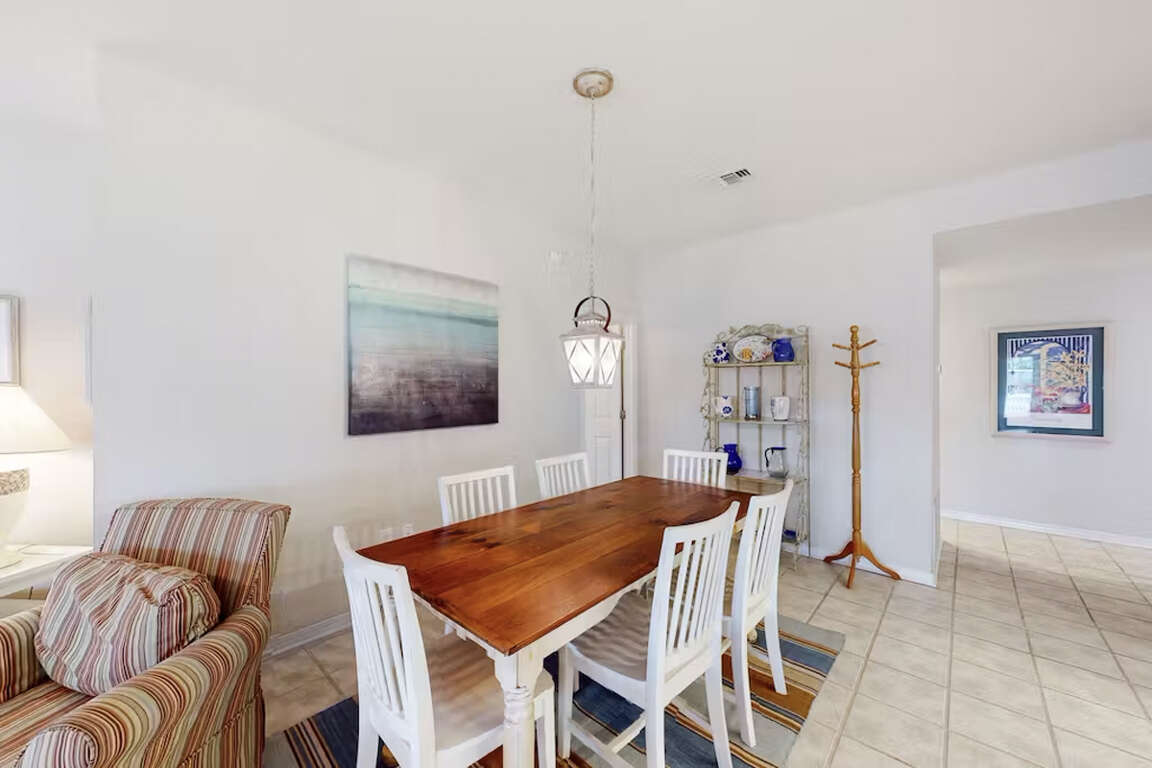 Sea Breeze Cottage in Destin, FL - 3 Bedrooms, Accommodates 9 Guests
